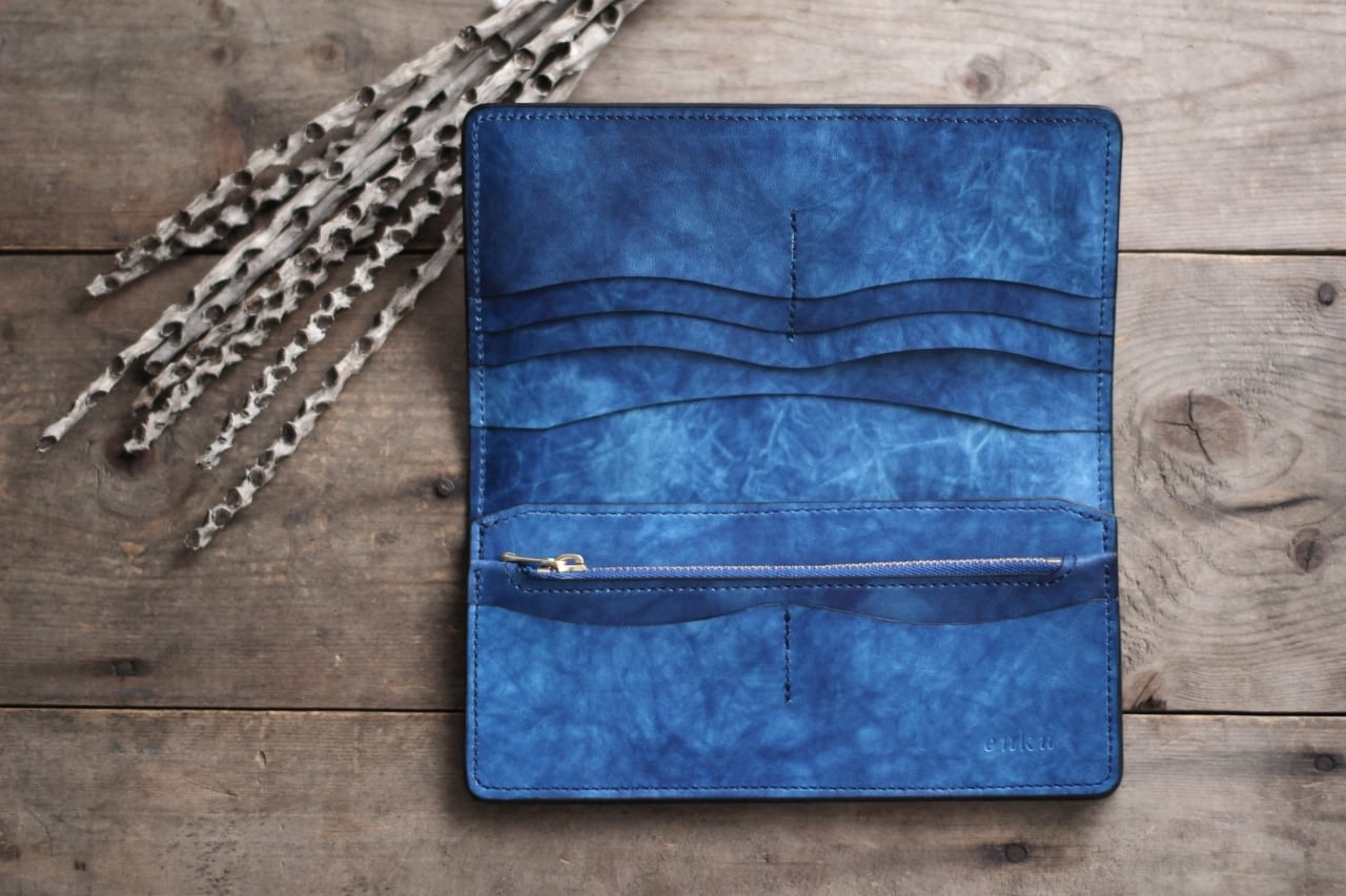 日本独特の染色技法が光る「enku」の「藍染革」とは？ | レザーストーリー