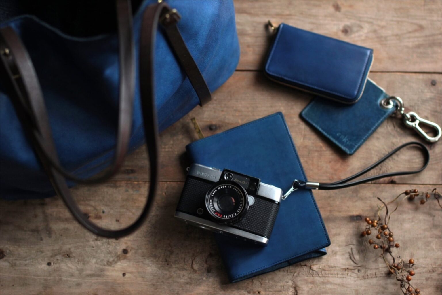 日本独特の染色技法が光る「enku」の「藍染革」とは？ | レザーストーリー